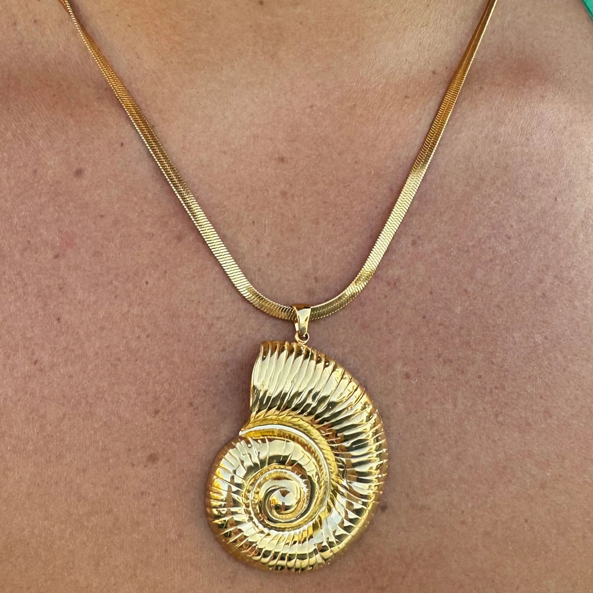 Elle Conch Shell Herringbone Necklace – shopharvestmoonhome
